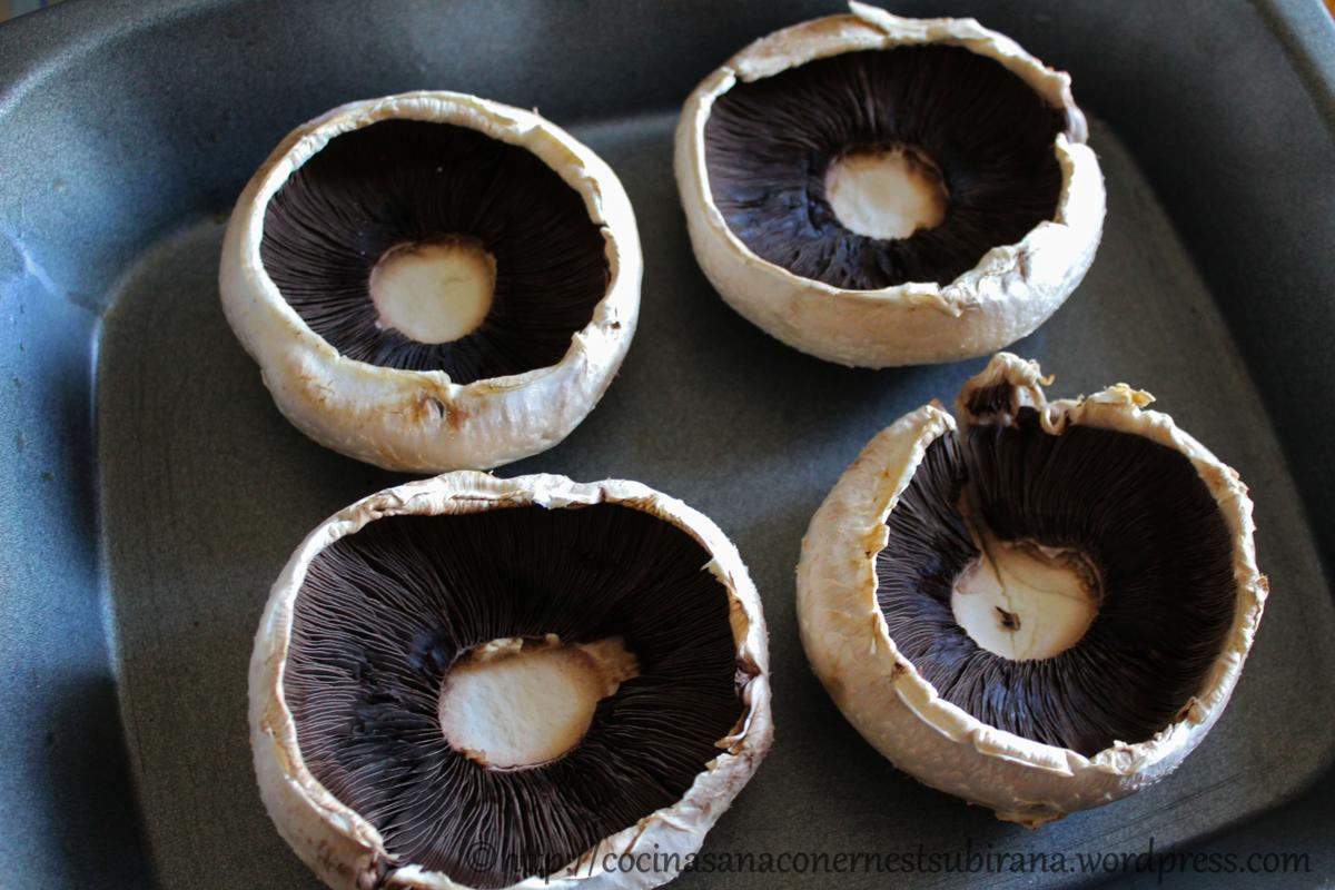 Setas gratinadas rellenas de espinacas y frutos secos | Cocina