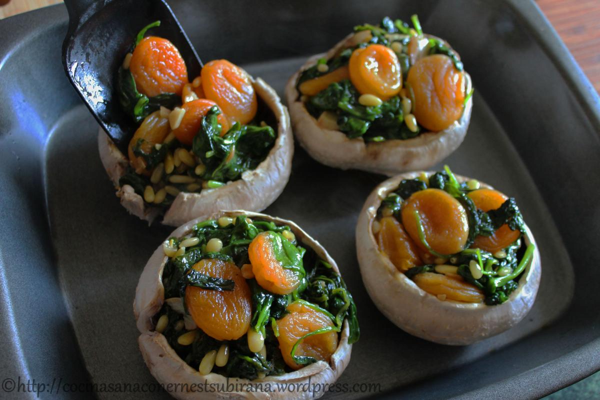 Setas gratinadas rellenas de espinacas y frutos secos | Cocina