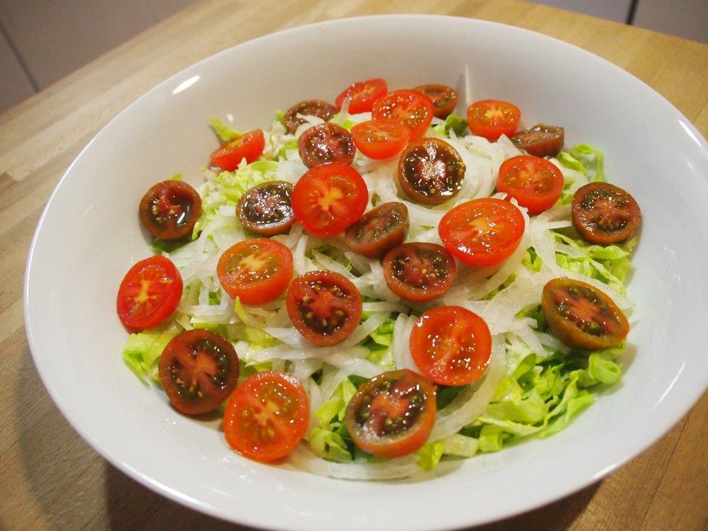 Ensalada de lechuga, cherry’s y queso tierno con aliño de pesto genovés ...