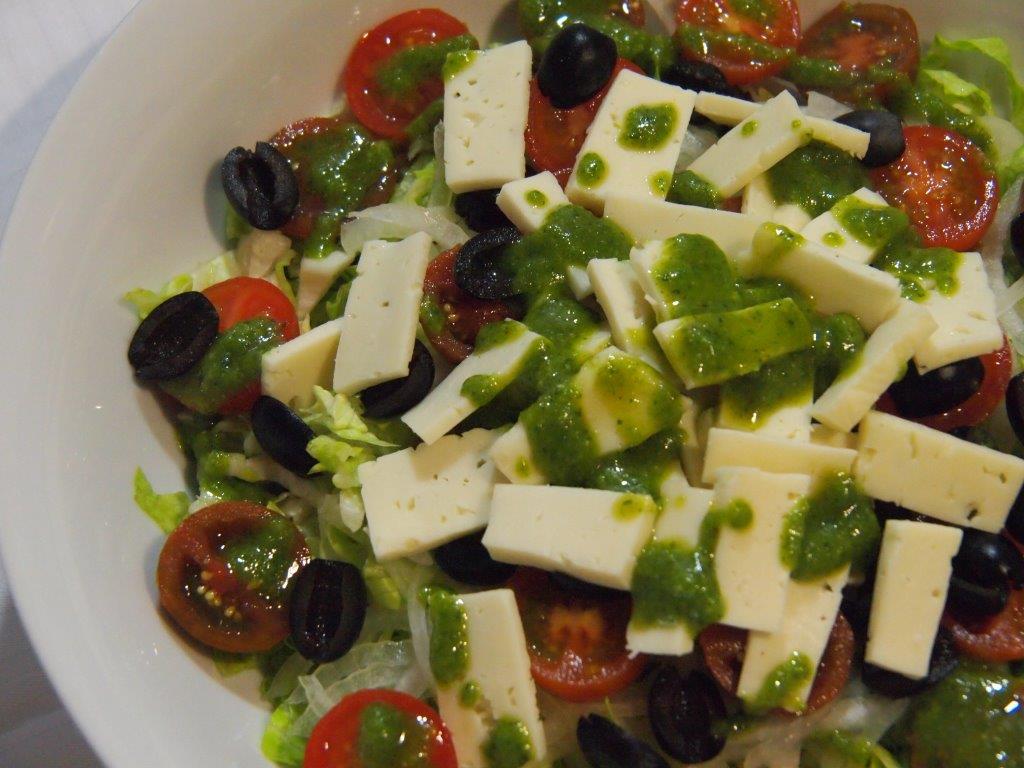 Ensalada de lechuga, cherry’s y queso tierno con aliño de pesto genovés ...