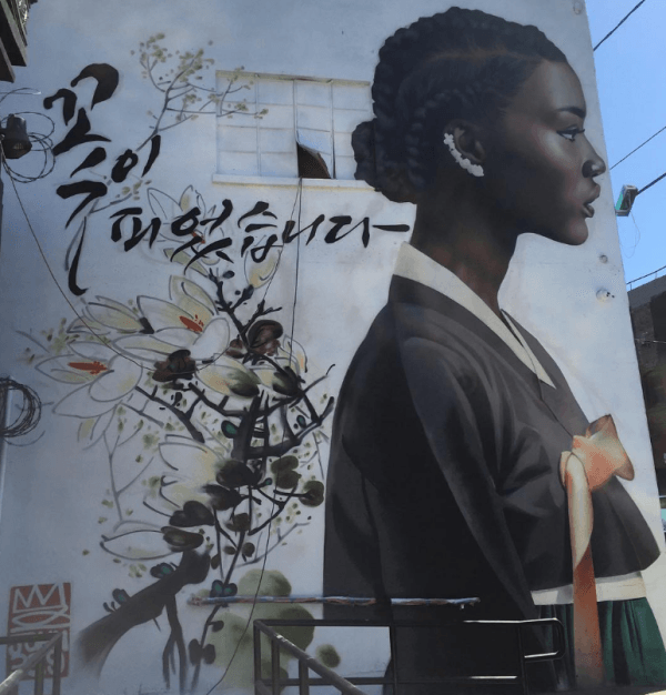 Un artista coreano pinta preciosos murales de mujeres negras vestidas ...
