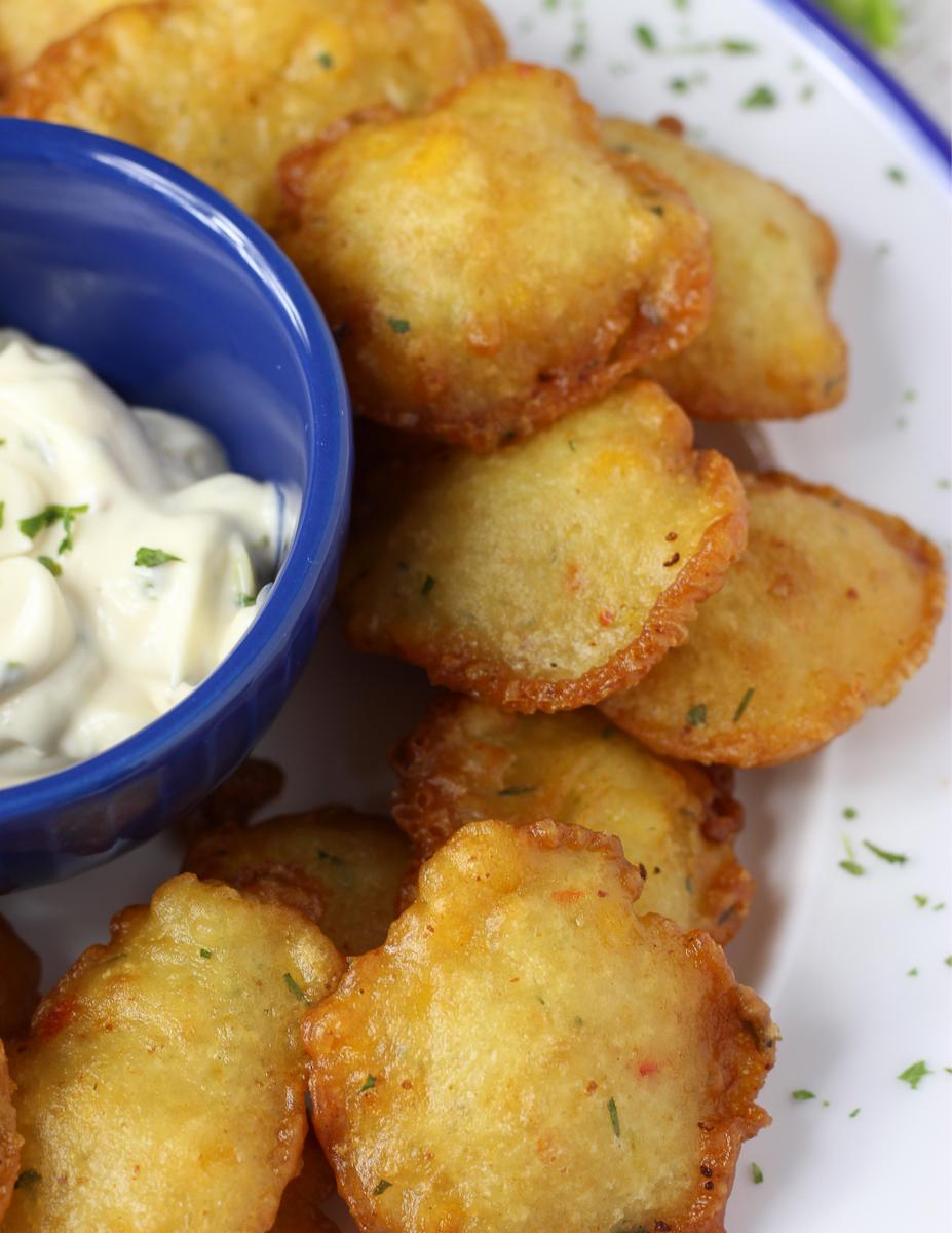 Frituritas criollas de maíz con salsa de mayonesa y ajo | Cocina