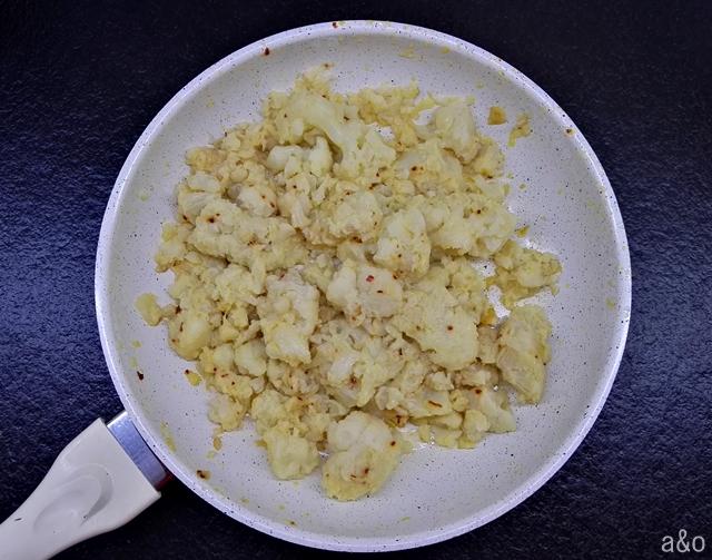 Coliflor al horno con pollo y alioli | Cocina