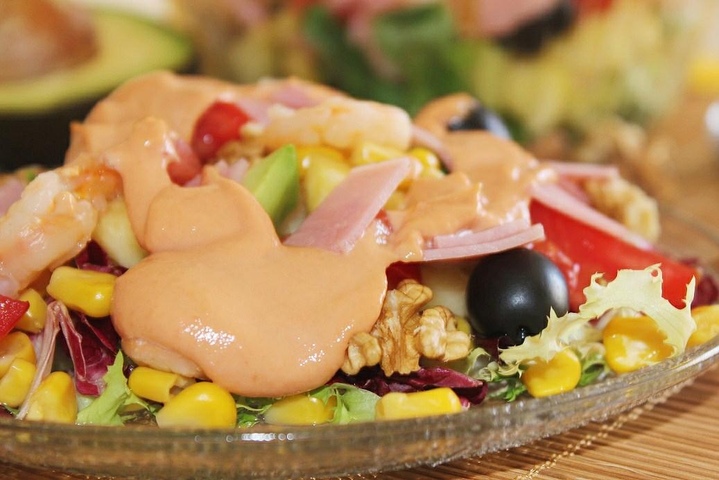 Receta de ensalada tropical con salsa rosa | Cocina