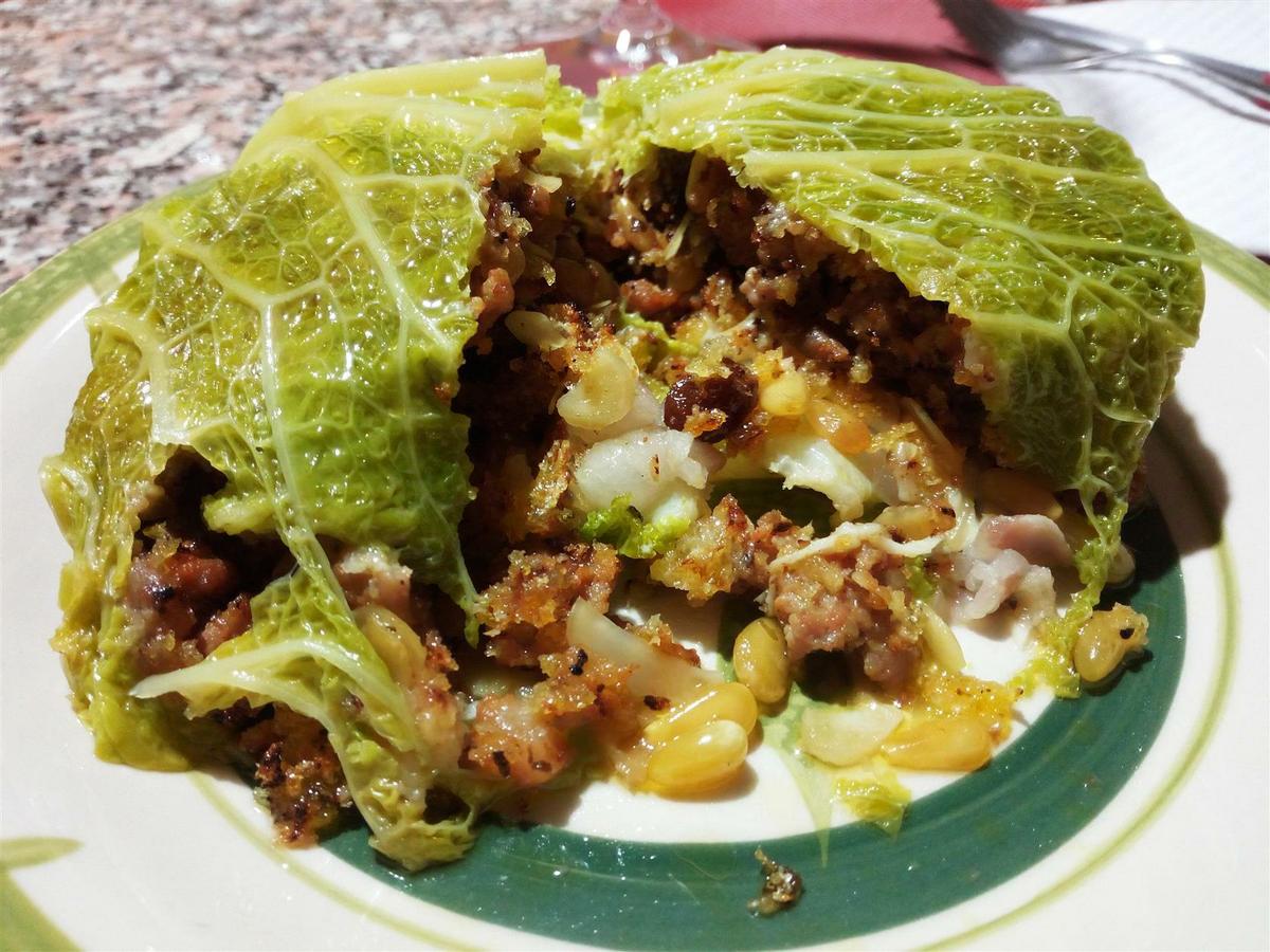 Repollo relleno de carne – Fagotto di verza ripiena di salsiccia | Cocina