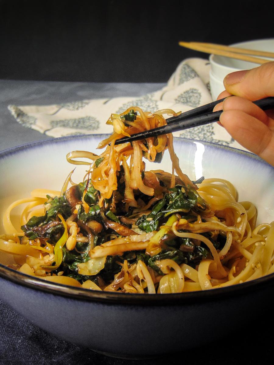 Tallarines estilo asiático con salteado de vegetales al wok | Cocina