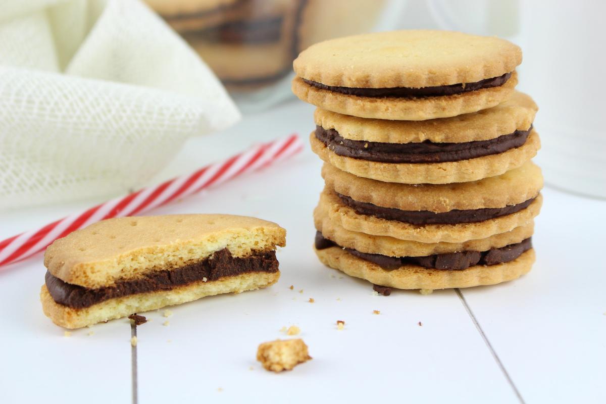 Galletas Príncipe caseras | Galletas rellenas de chocolate sin lactosa ...