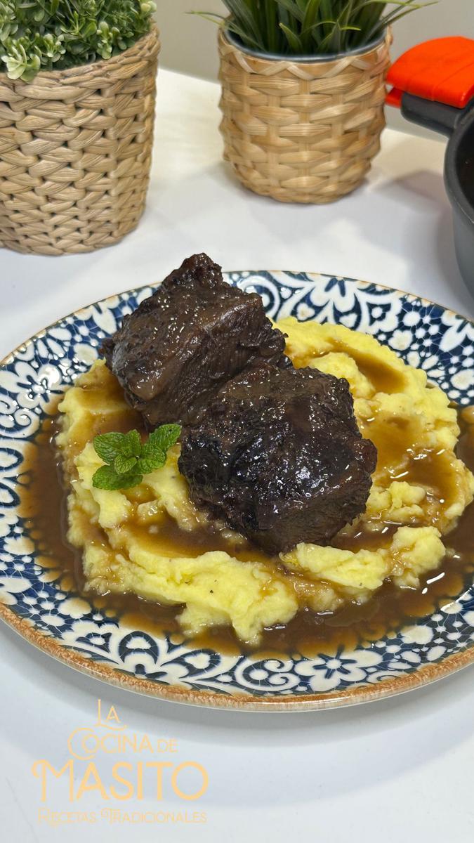 Carrillera de ternera en salsa con puré de patatas | Cocina Carrillera de ternera en salsa con puré de patatas | Cocina