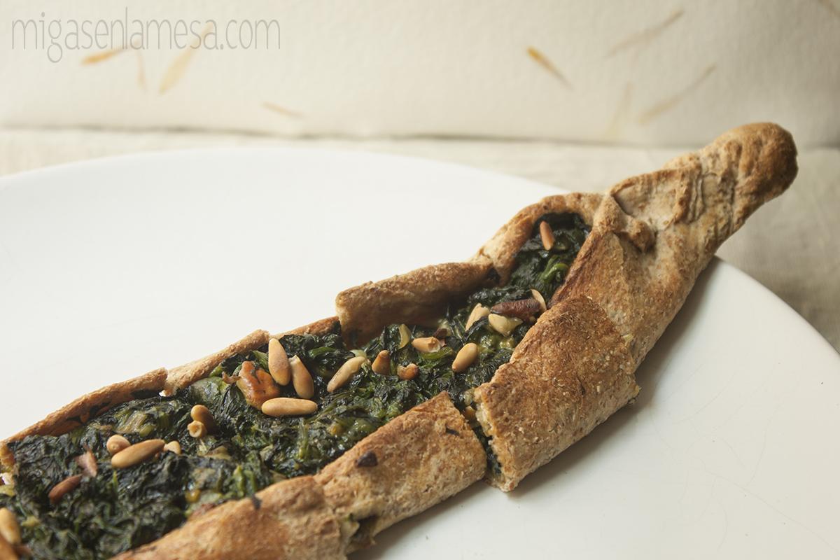 PAN PIDE DE ESPINACAS, QUESO Y PIÑONES [PIZZA TURCA] | Cocina