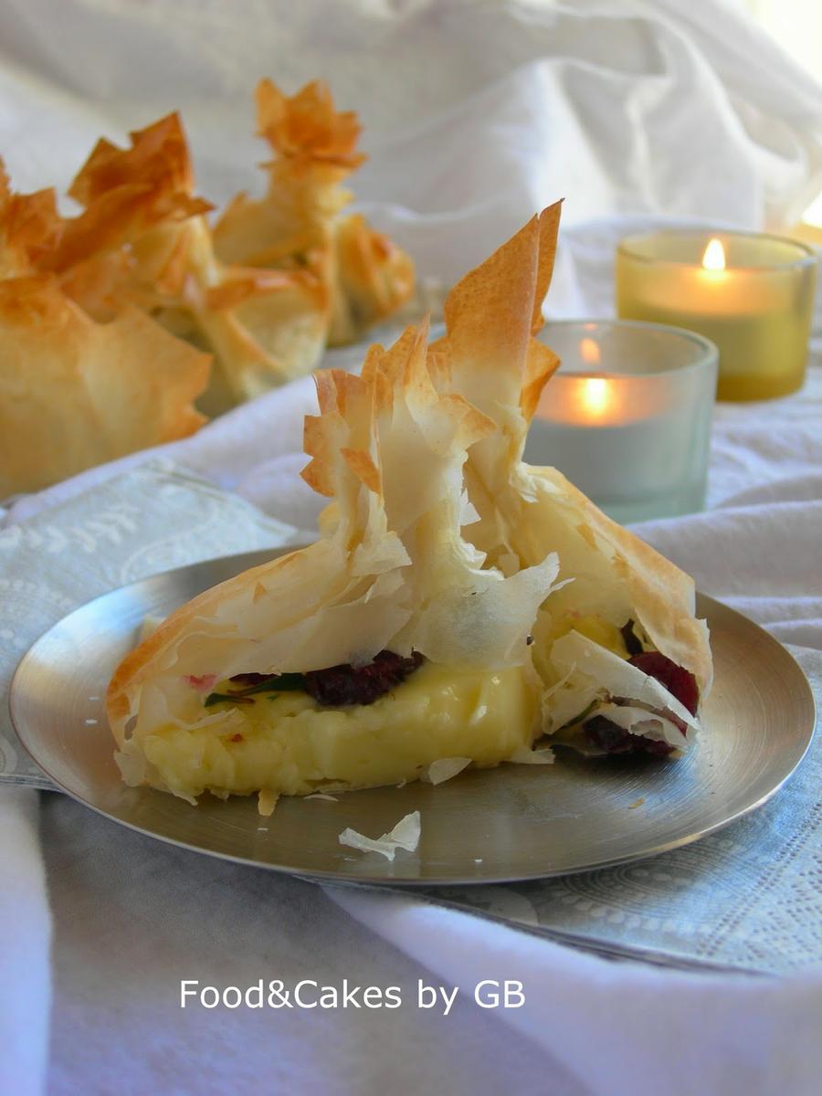 Saquitos de pasta philo con queso Camembert y arándanos | Cocina