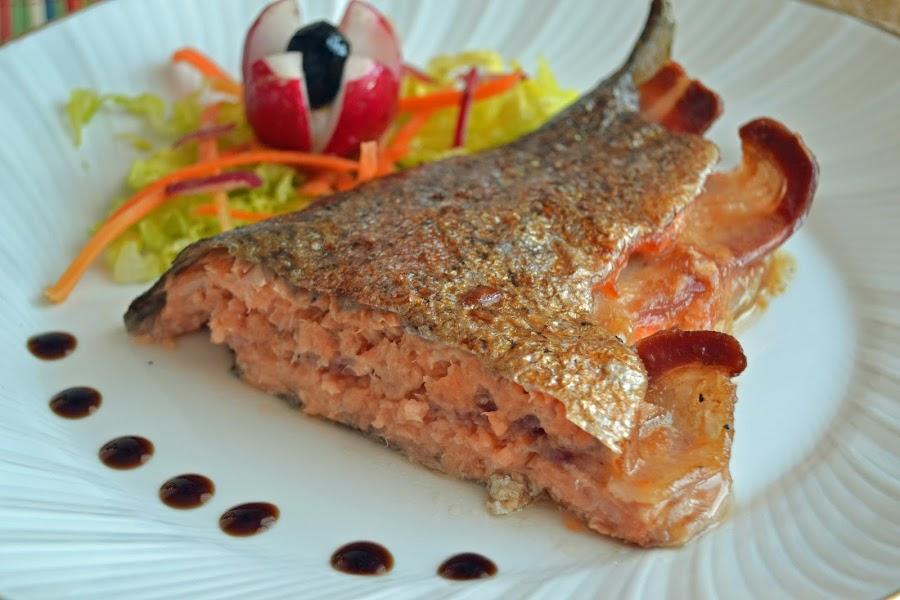 Trucha rellena de bacon y queso | Cocina