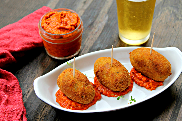 Croquetas de pollo y espinacas con salsa romesco | Cocina
