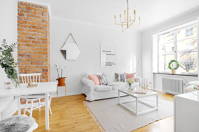 Un salón nórdico clásico renovado con toques en rosa cuarzo | Decoración