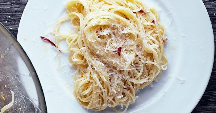 Spaghetti aglio e olio con chile ancho | Cocina