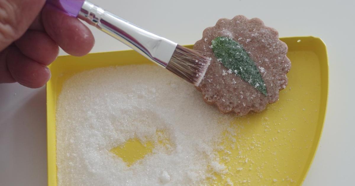 Cómo petrificar flores y hojas sobre una galleta | Cocina