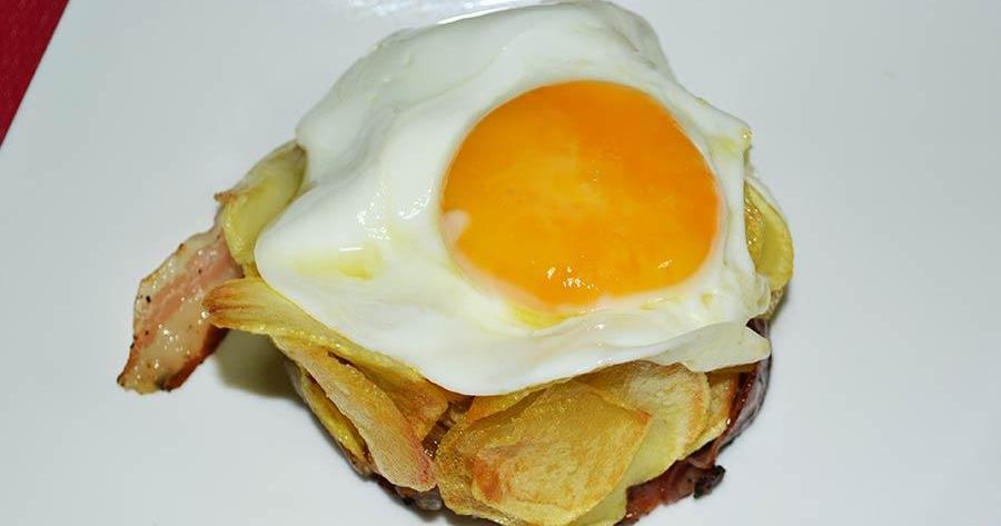 Papas fritas, huevos fritos, bacon y cebollas | Cocina