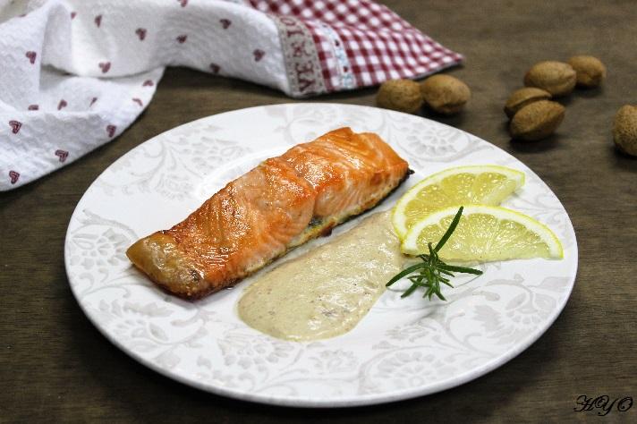Salmón asado con salsa de almendras | Cocina
