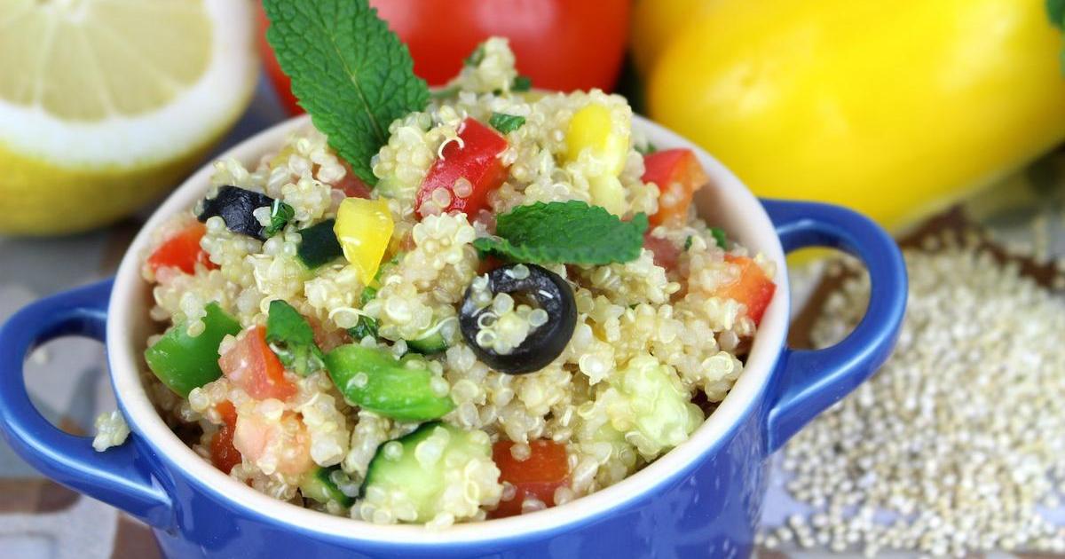 Ensalada de quinoa estilo tabulé (con verduras frescas y hierbabuena ...