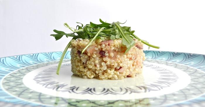 Timbal de quinoa con salmón marinado y rúcula - Quinoa salad with ...