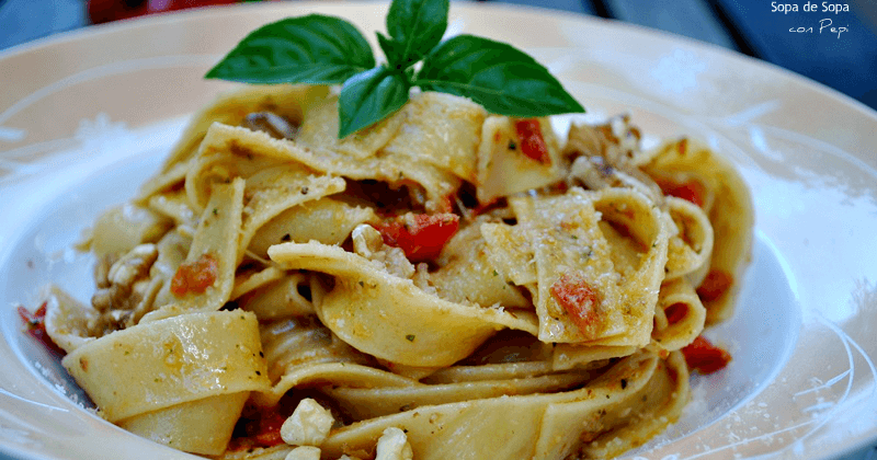 Tallarines con pesto de tomate y nueces | Cocina
