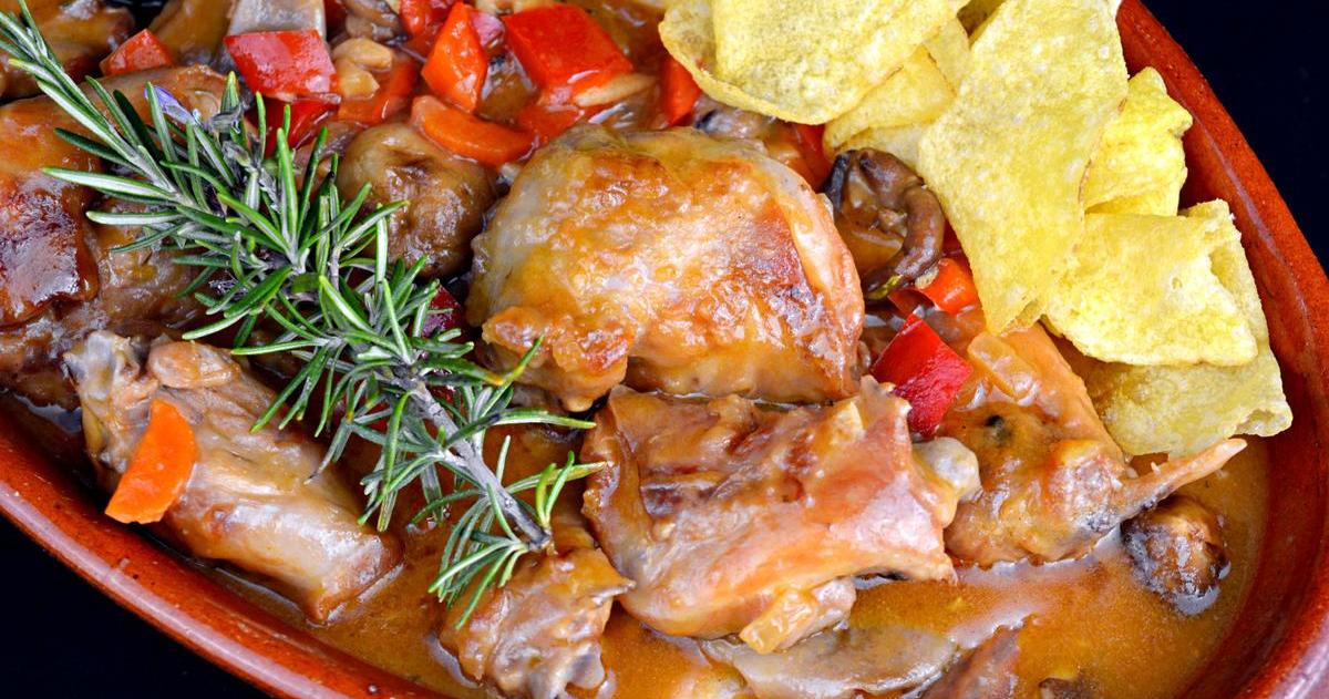 Conejo en salsa de verduras con aroma de romero | Cocina