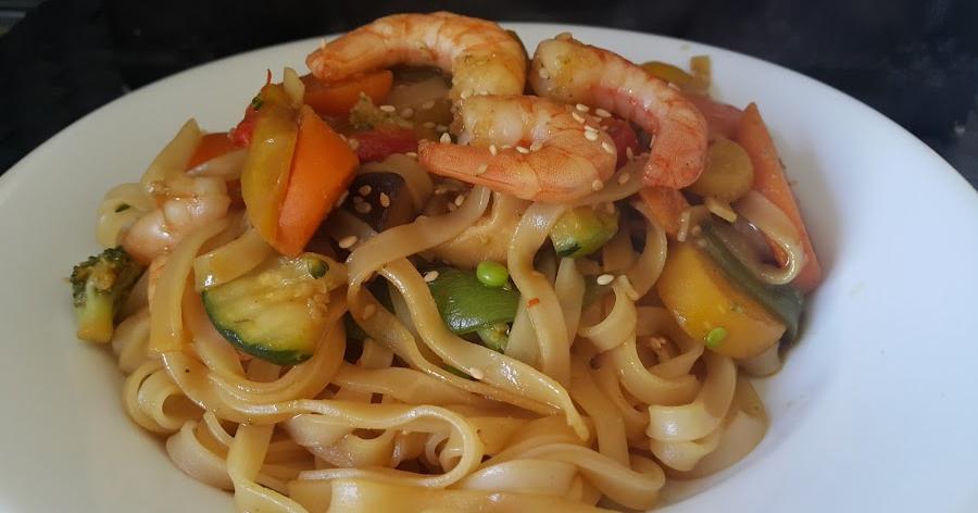 Tallarines de arroz con verduras y gambas | Cocina