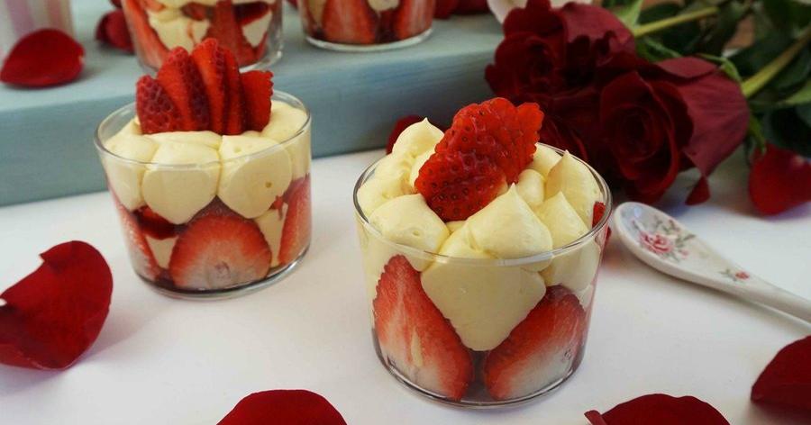 Vasitos de chantilly de natillas con fresas.¡Un postre que te enamorará ...