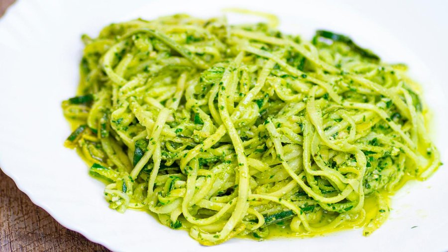 Fideos de calabacín al pesto exprés | Cocina